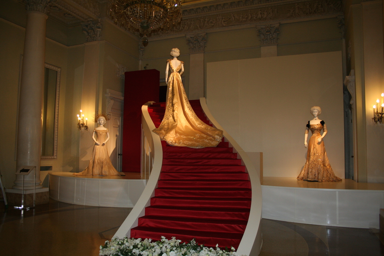 The court cloak of... Donna Franca Florio | Florence Daily News